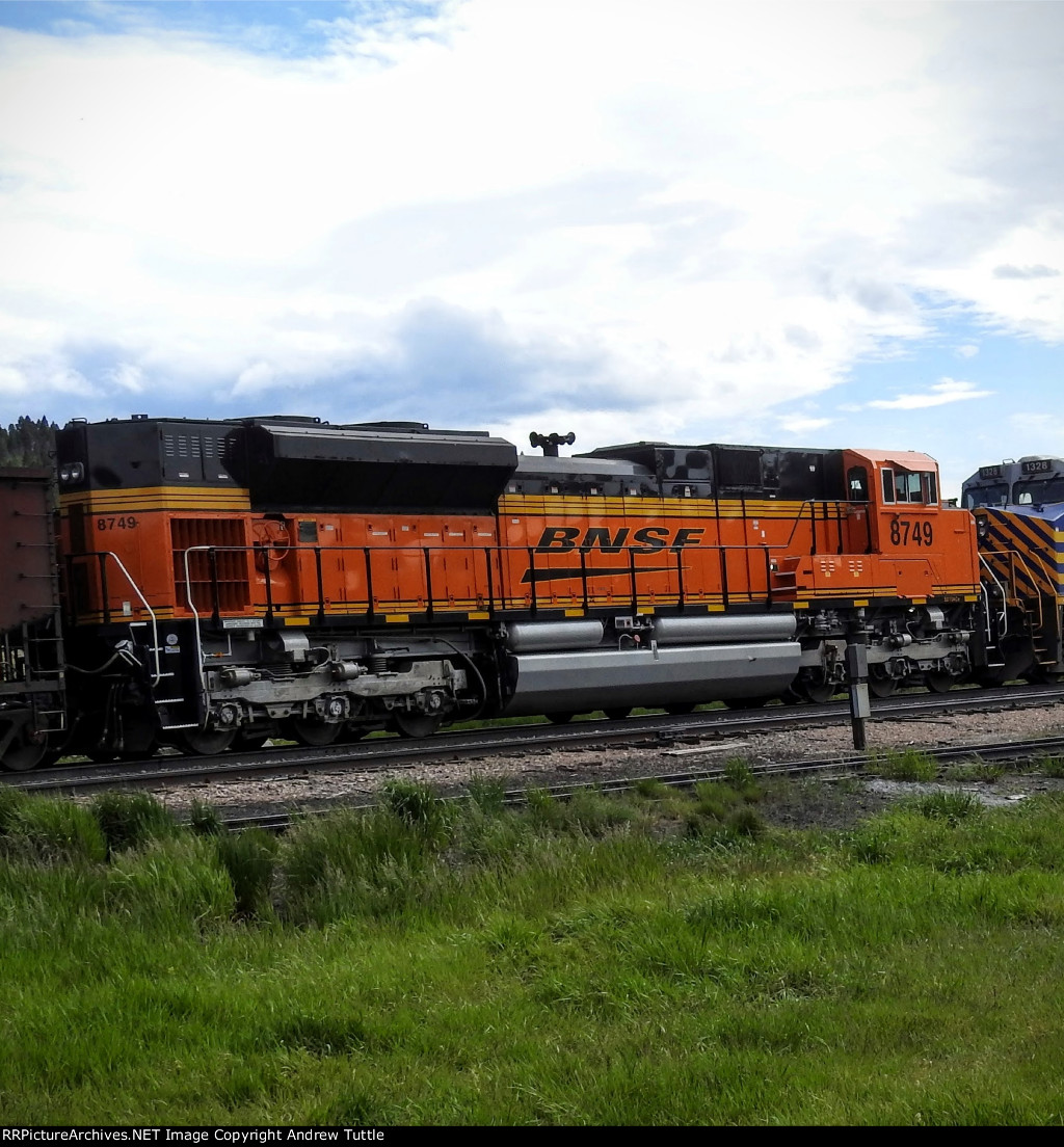 BNSF 8749